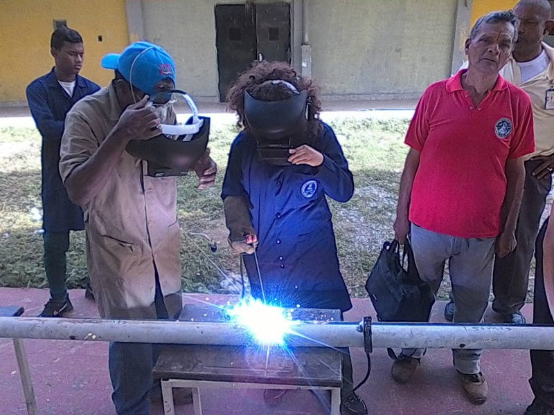 Estudiantes de la Escuela Técnica Robinsoniana Carlos Fiol elaboran sus ...